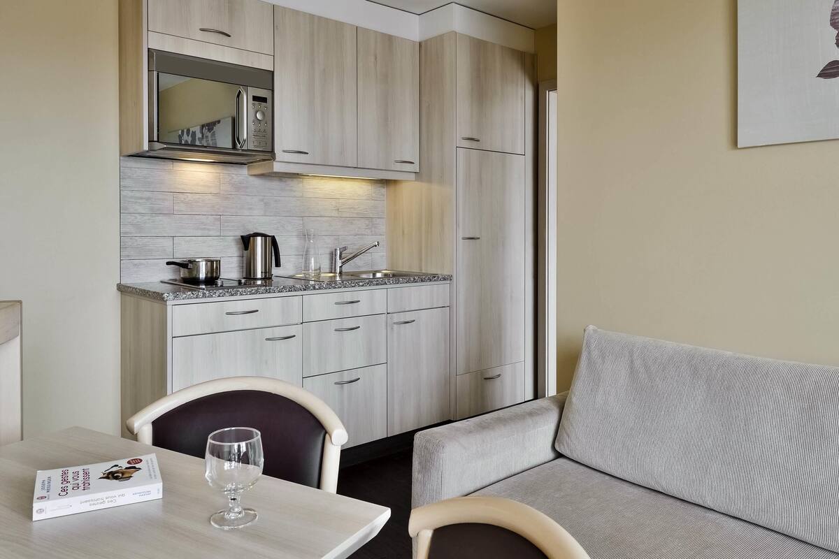 Duplex, várias camas, sacada | Cofres nos quartos, escrivaninha, quartos à prova de som