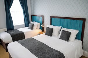 Quarto família | Escrivaninha, ferros/tábuas de passar roupa, Wi-Fi de cortesia