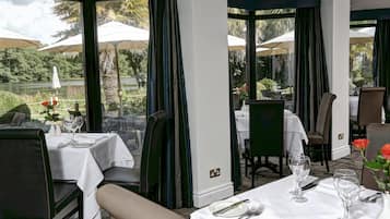 Pequenos-almoços, almoços, jantares servidos, cozinha britânica
