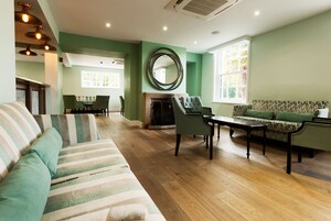 Serve almoço e jantar