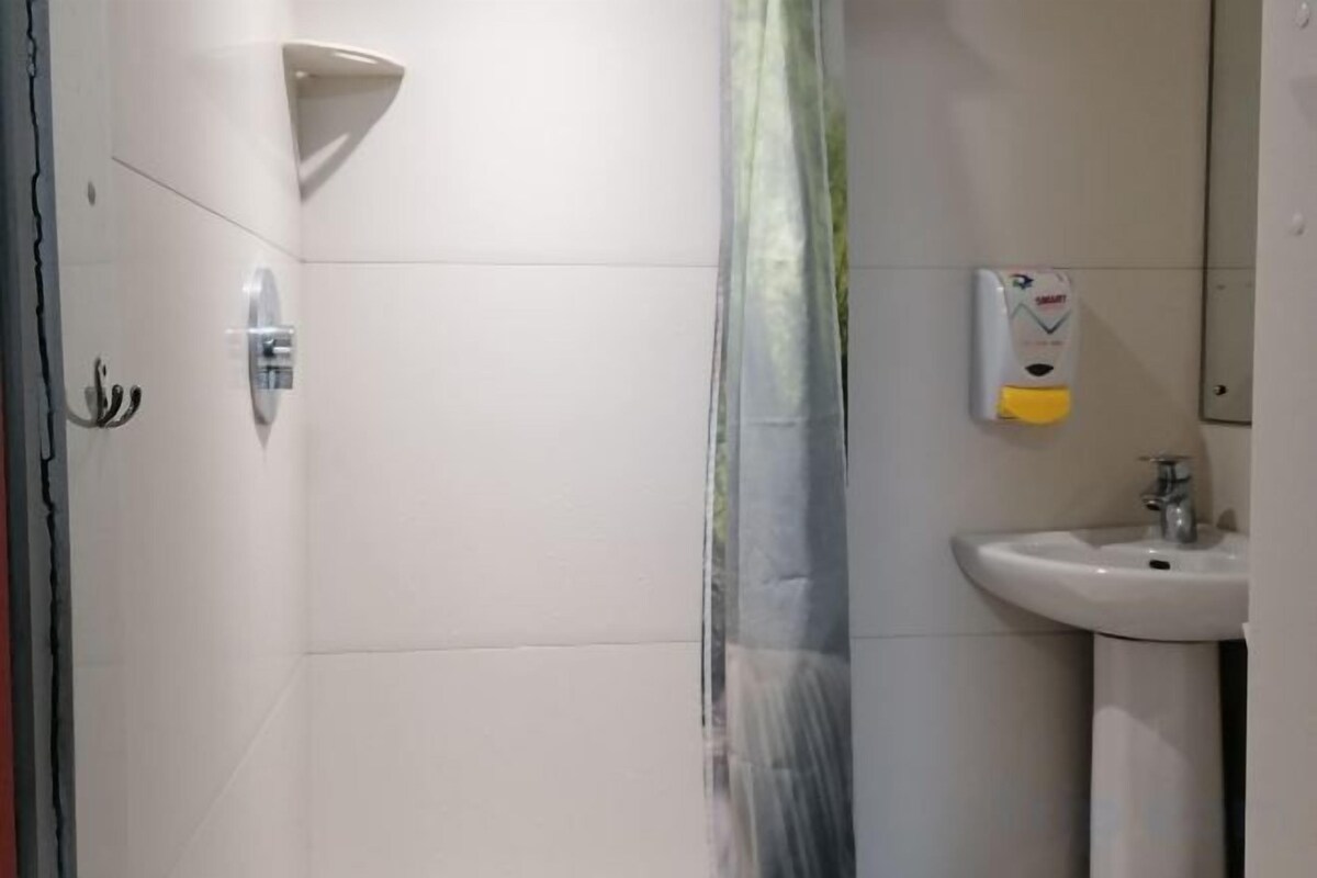 Chuveiro, secador de cabelo (mediante solicitação), toalhas de banho 