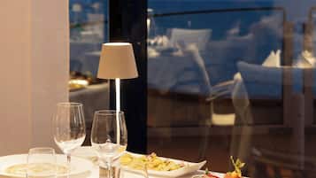 Serviço de almoço e jantar; culinária italiana, vistas para o mar