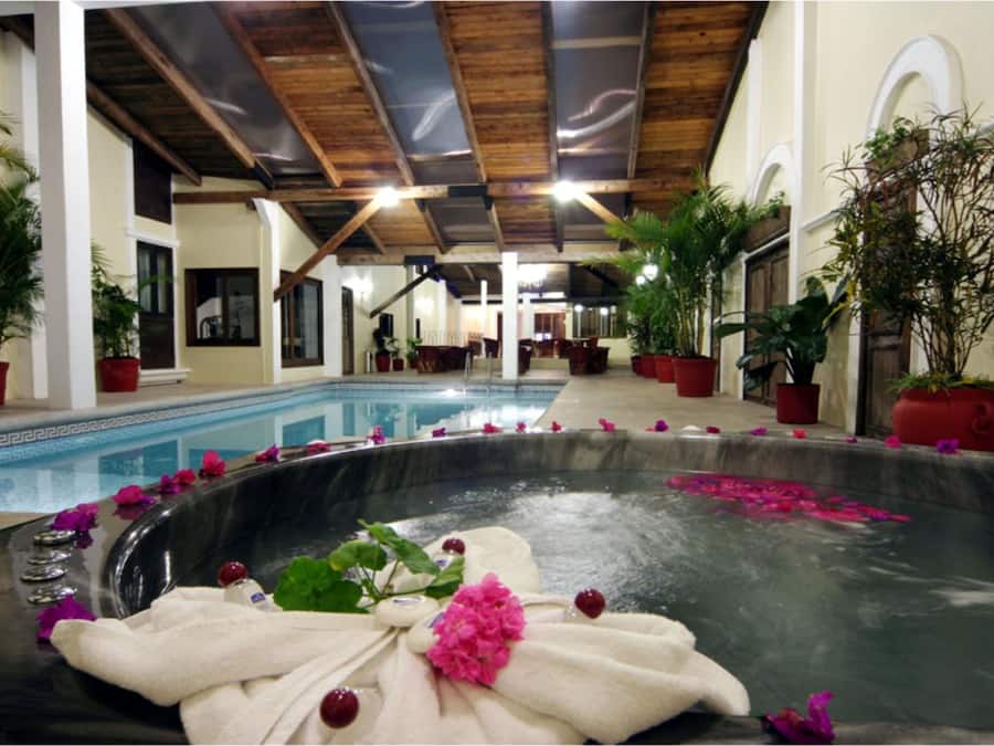 Piscina externa, espreguiçadeiras