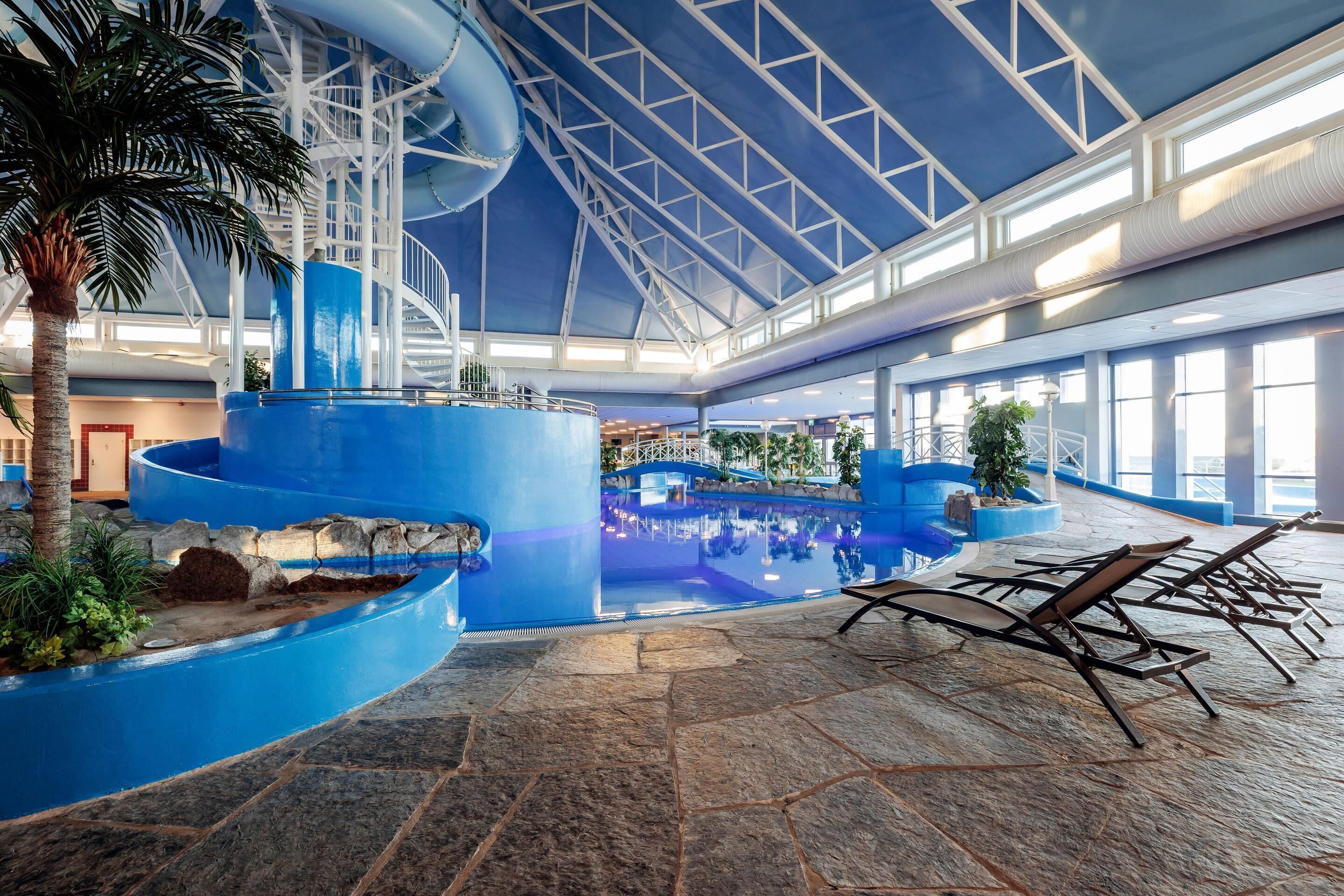 2 piscinas internas, piscina externa, espreguiçadeiras