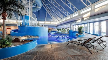 2 piscinas internas, piscina externa, espreguiçadeiras