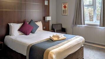 Quarto standard, 1 cama King, para não fumantes | Ferros/tábuas de passar roupa, Wi-Fi de cortesia, roupa de cama