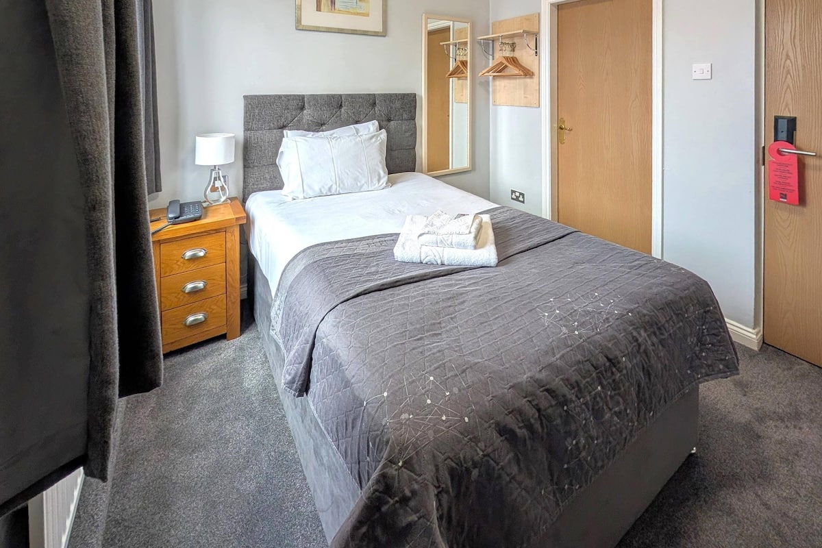 Quarto solteiro standard, para não fumantes | Ferros/tábuas de passar roupa, Wi-Fi de cortesia, roupa de cama