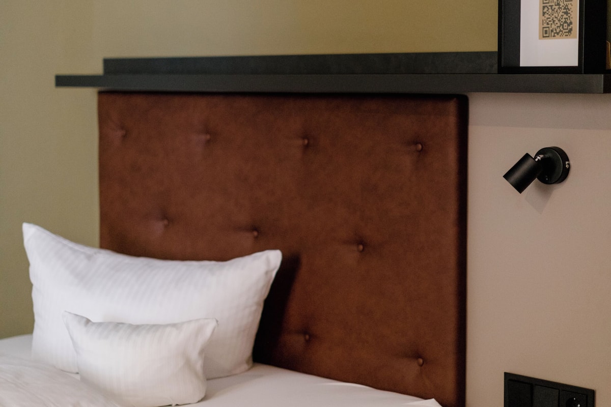 Quarto solteiro conforto | Cofres nos quartos, escrivaninha, cortinas blackout, Wi-Fi de cortesia