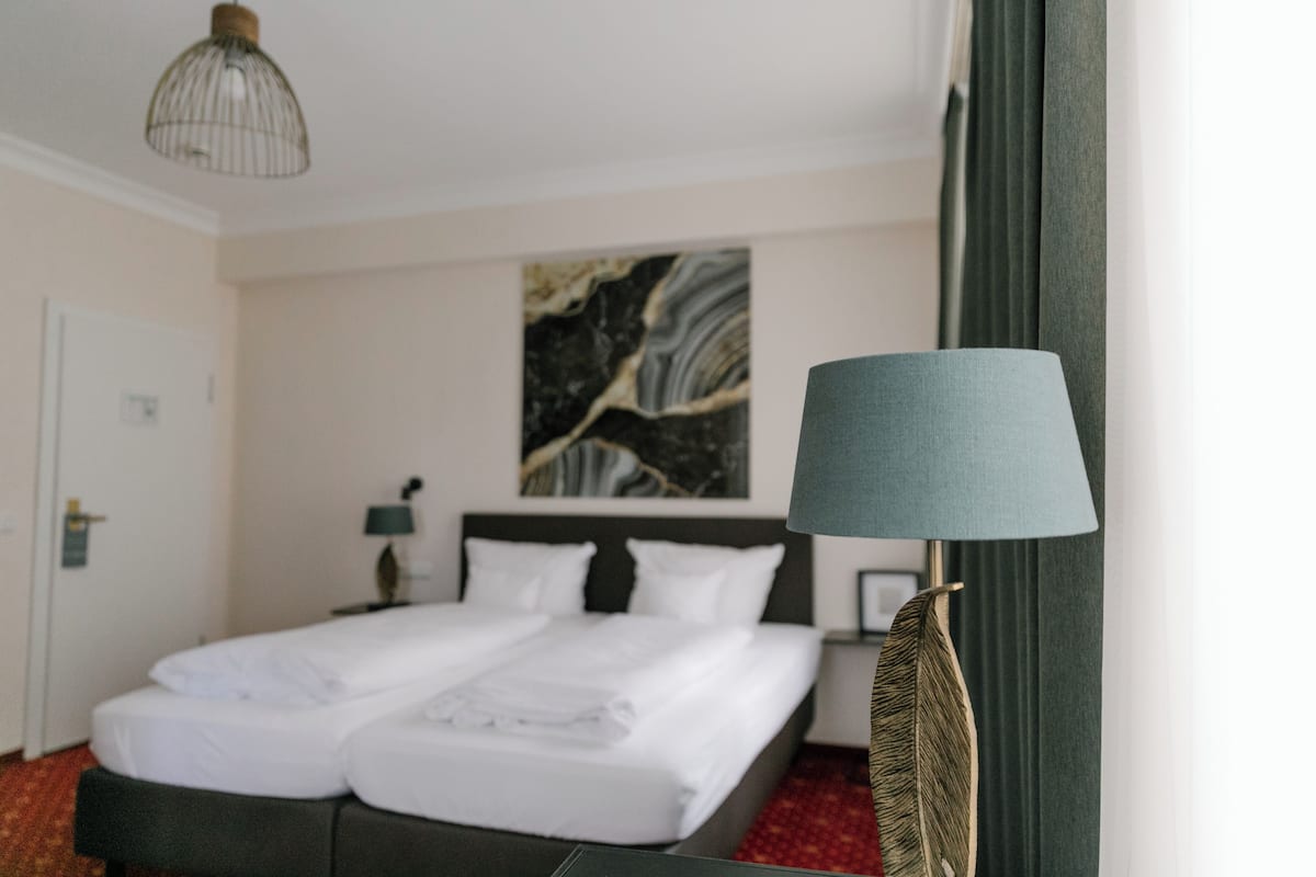 Cofres nos quartos, escrivaninha, cortinas blackout, Wi-Fi de cortesia