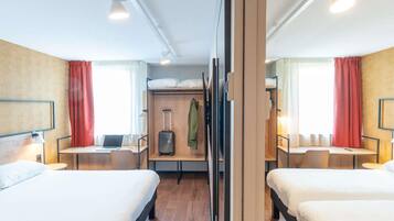 Suite Standard, 2 camas de casal, quartos comunicantes | Cofre no quarto, secretária, ferro/tábua de engomar, Wi-fi grátis