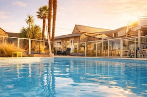 Piscina externa sazonal, funciona das 9h às 21h, guarda-sóis