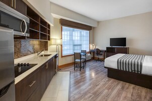 Quarto Standard, 1 cama king-size, não fumadores, cozinha | Cofre no quarto, secretária