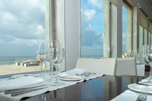 Serviço de almoço e jantar; culinária portuguesa, vistas para a praia