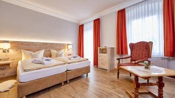 Roupa hipoalergénica, camas de colchão pillowtop, cofre no quarto