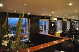 Café da manhã com buffet grátis todos os dias