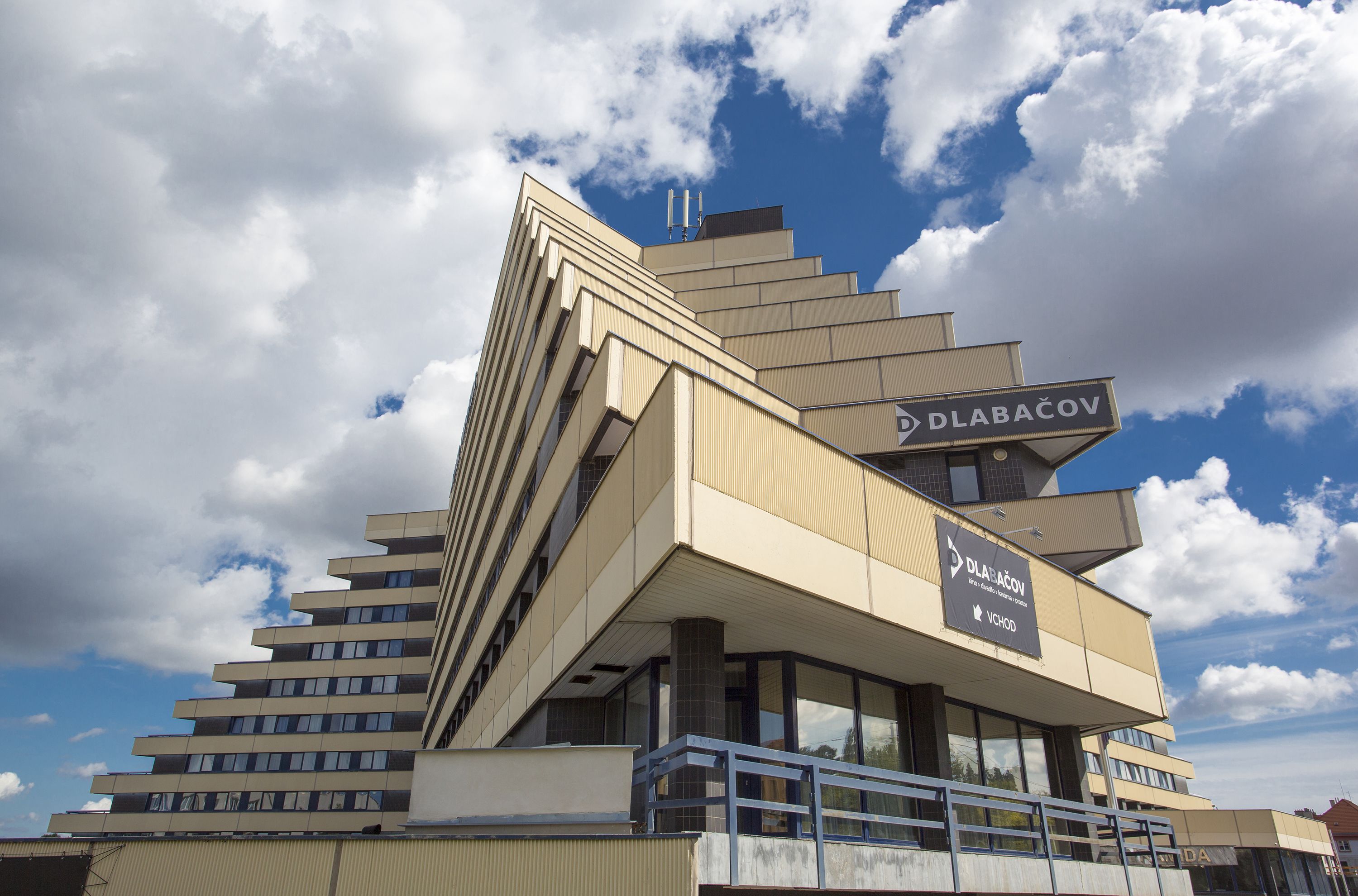 Um edifício moderno com uma placa de destaque exibindo 
