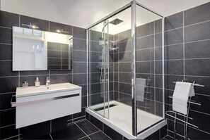 Apartamento Comfort | Casa de banho | Artigos de higiene pessoal grátis, um secador de cabelo 