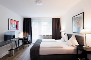 Quarto casal superior, vista para o pátio | Roupas de cama antialérgicas, edredons de pluma, camas Select Comfort