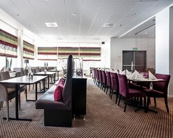 Pequenos-almoços servidos, cozinha local e internacional 