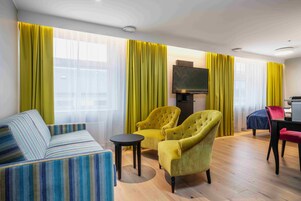 Roupa hipoalergénica, minibar, com mobília individualizada, secretária 