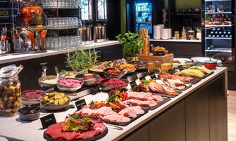 Café da manhã com buffet grátis todos os dias