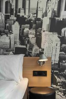 Roupa hipoalergénica, minibar, secretária 