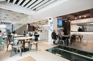 Almoços e jantares servidos, incluindo cozinha espanhola 