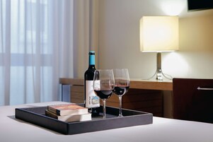 Quarto standard | Edredons de pluma, frigobar, cofres nos quartos, escrivaninha
