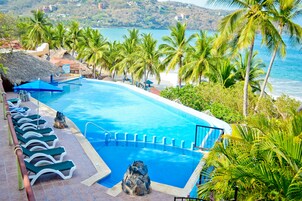 Piscina externa, funciona das 8h30 às 22h30, guarda-sóis