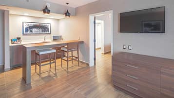 Suíte, 1 quarto | Cozinha privada | Geladeira, cafeteira/chaleira