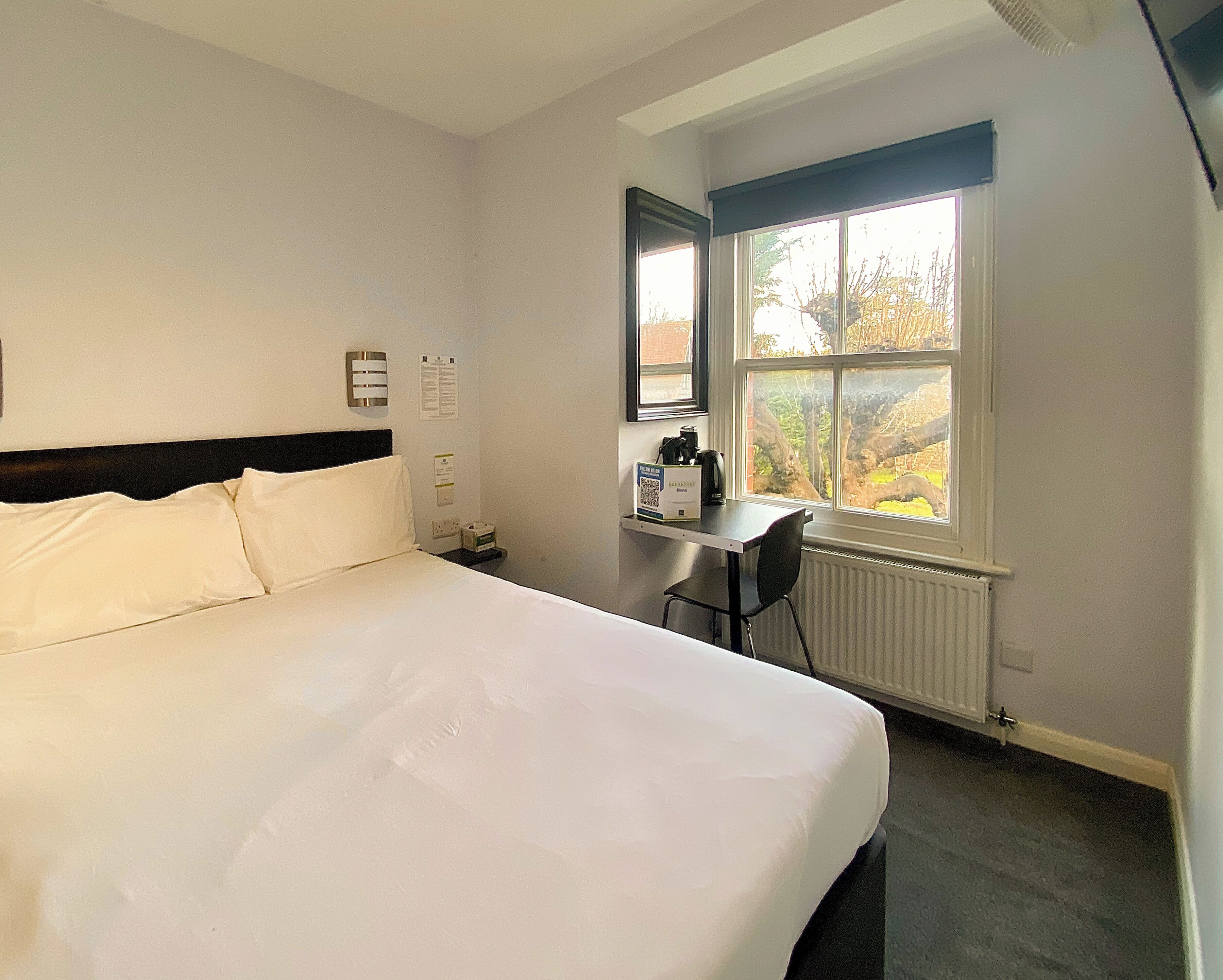 Cofres nos quartos, escrivaninha, espaço de trabalho para notebook