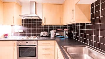 Apartamento, 3 quartos | Refeições no quarto