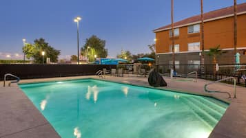 Piscina externa, funciona das 7h às 22h, guarda-sóis, espreguiçadeiras