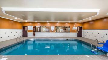 Piscina interior, da(s) 09:00 à(s) 22:00, espreguiçadeiras