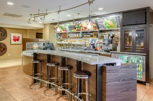 Pequenos-almoços e jantares servidos, incluindo cozinha americana 