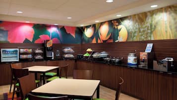 Pequeno-almoço tipo buffet incluído nos dias úteis