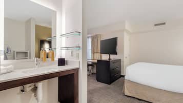 Suite-Estúdio, 1 cama queen-size e sofá-cama, acessível (Mobility Tub) | Secretária, secretária adequada para computadores portáteis