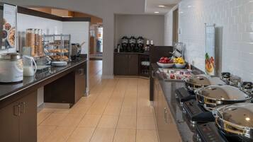 Café da manhã com buffet grátis todos os dias