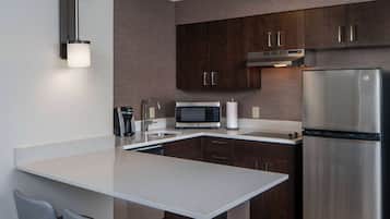 Um frigorífico, um micro-ondas, uma placa de cozinha