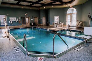 Piscina interna, espreguiçadeiras