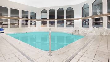 Piscina interior, da(s) 06:00 à(s) 0:00, espreguiçadeiras