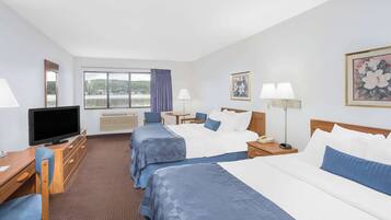 Quarto Standard, 2 camas queen-size, vista para o lago | Cofre no quarto, secretária, cortinas/cortinados opacos
