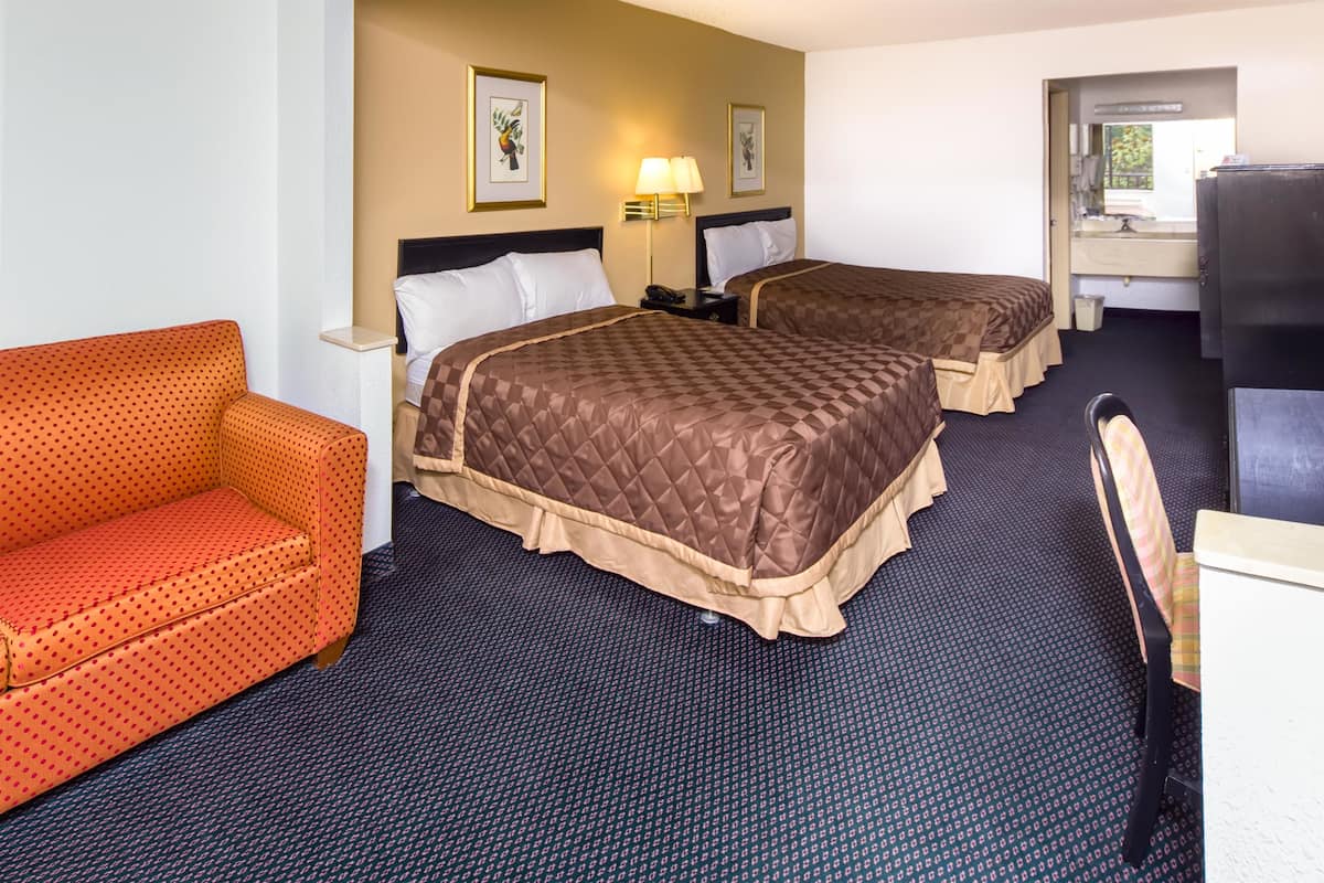 Quarto Deluxe, 2 camas de casal | Secretária, roupa de cama fornecida 