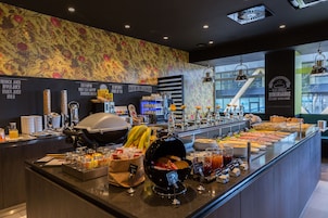 Pequeno-almoço tipo buffet diário mediante uma taxa