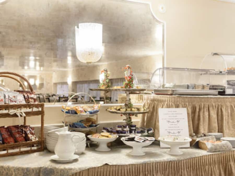 Pequeno-almoço tipo buffet diário (13 EUR por pessoa)