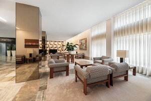 Área de estar no saguão