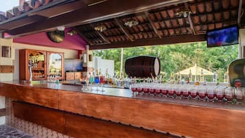 2 bares/lounges, bar ao lado da piscina