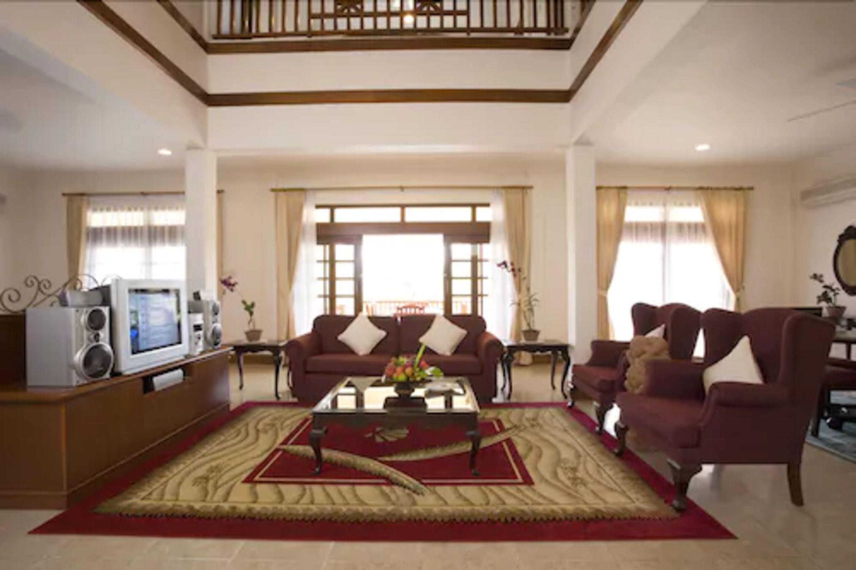 Minibar, cofre no quarto, secretária, cortinas/cortinados opacos 