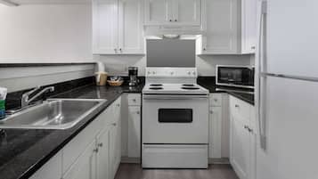Suite, 2 camas queen-size, cozinha, junto ao mar (with Sofabed) | Cozinha privada | Um frigorífico, um micro-ondas, uma cafeteira/bule