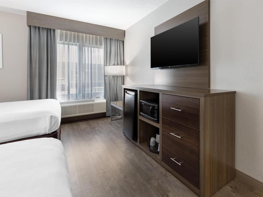 Quarto Standard, 2 camas queen-size, não fumadores, frigorífico e micro-ondas | Secretária, cortinas/cortinados opacos, ferro/tábua de engomar, Wi-fi